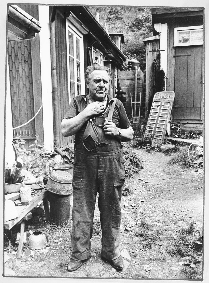 Carl Idh i snickarbyxor står på sin tomt till Bergsgatan 60. Bakgrund ...