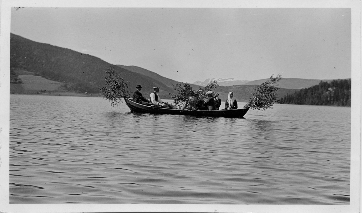 Bryllupsferd på Slidrefjorden i 1932 til brudeparet Sigrid O. Hamre og ...