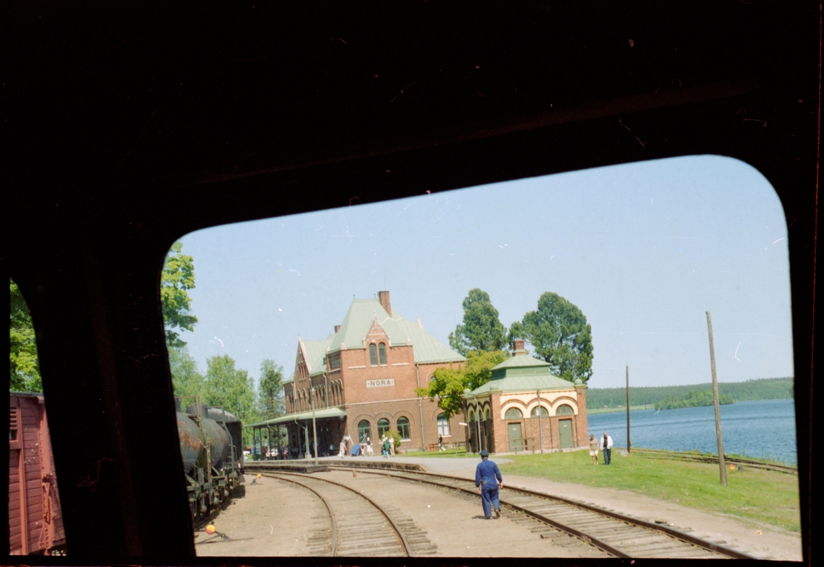 Vy över Nora stad stationshus från ett fordon under Nora Bergslags ...