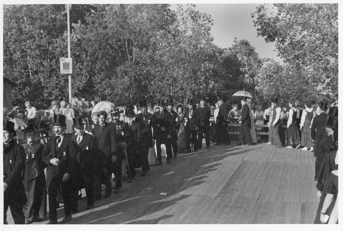 Brudeopptog på Stenbergdagen 1946.Noen av personene er identifisert.: 1 ...