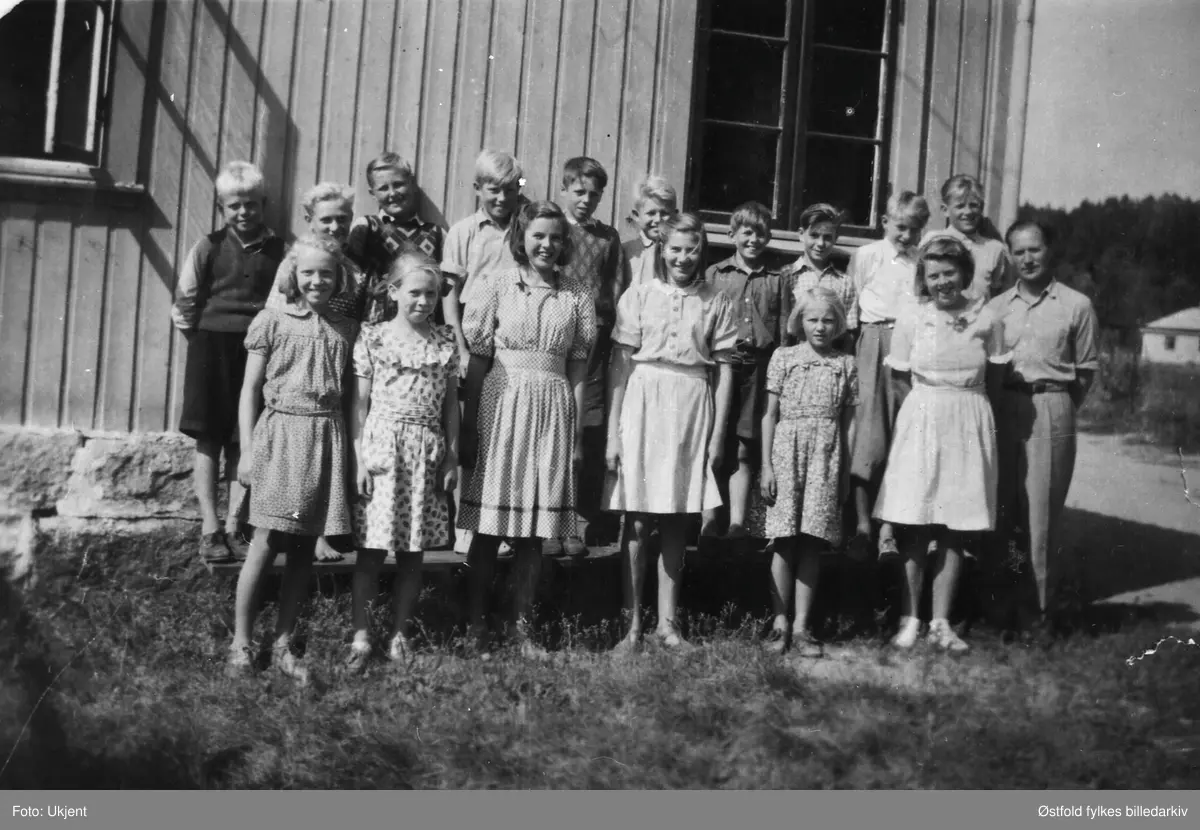 Gamle Jelsnes skole i Tune med lærer Sverre Røinesdal, 5., 6. og 7 ...