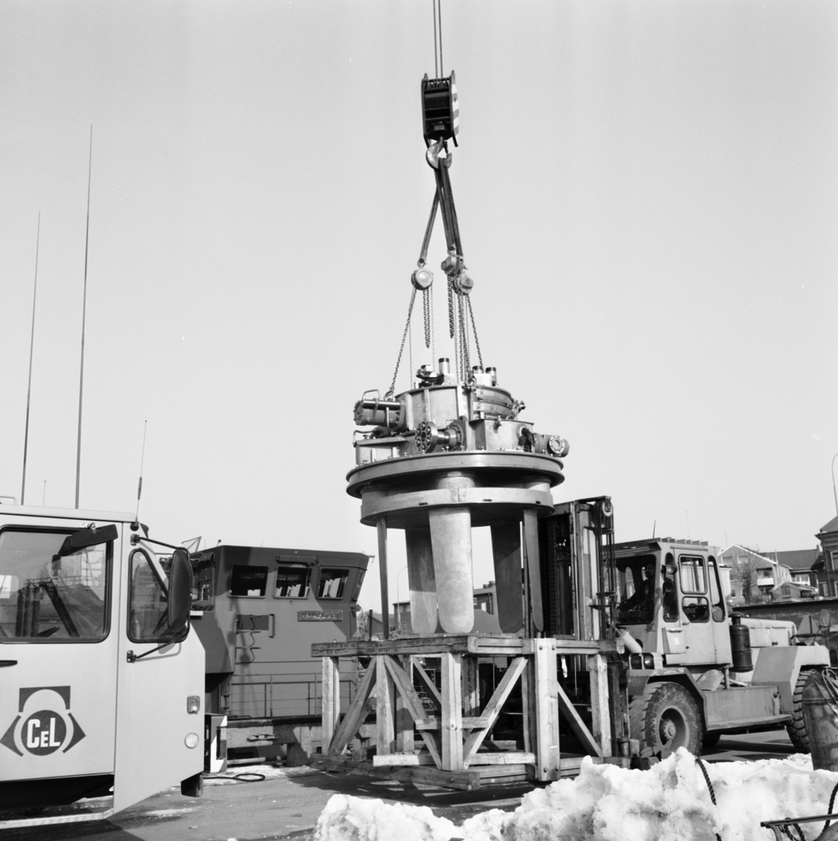 Lyft av motor till M71 Landsort - Marinmuseum / DigitaltMuseum