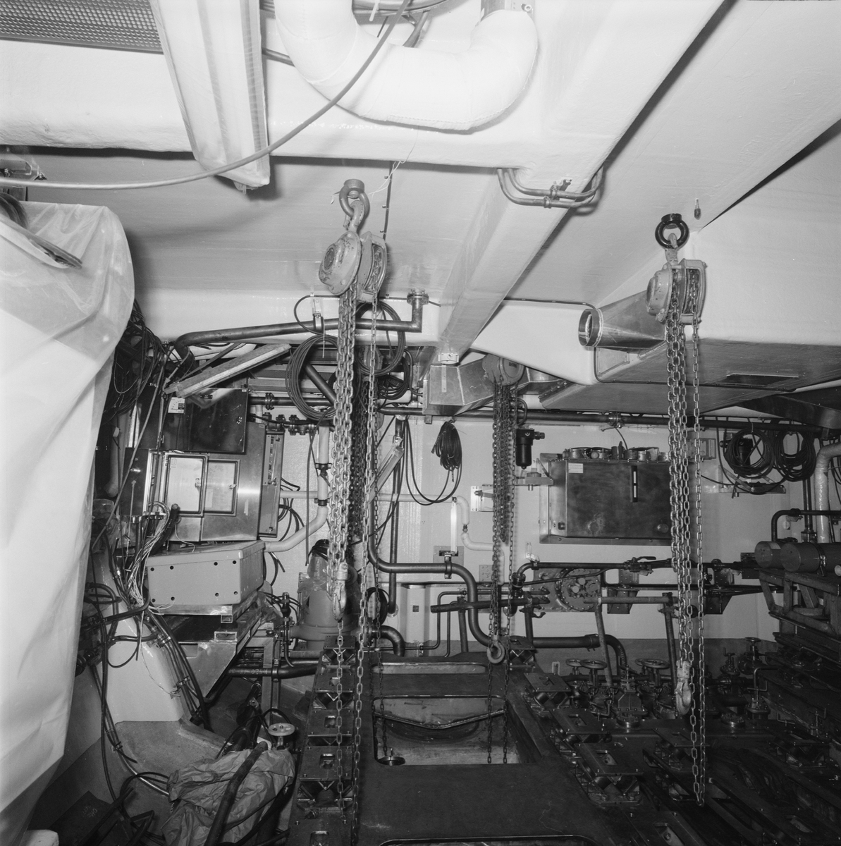 Lyft av motor till YSB båt nr 1 - Marinmuseum / DigitaltMuseum