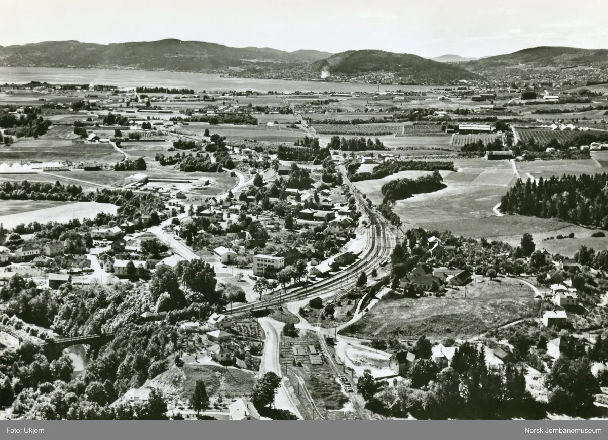 Drammenbanen og Lier stasjon og Lierbyen i bakgrunnen. Traseen etter ...