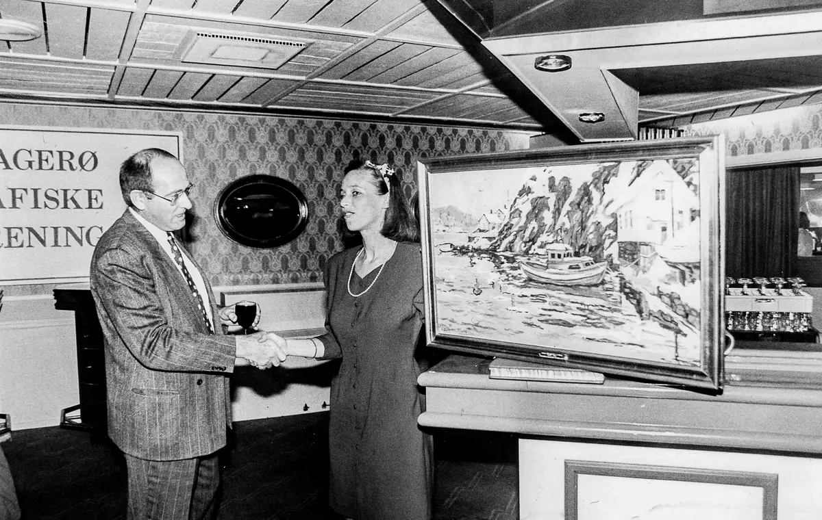 Hans Ragnar Naper overrekker et maleri til Ingebjørg Halvorsen, leder i ...