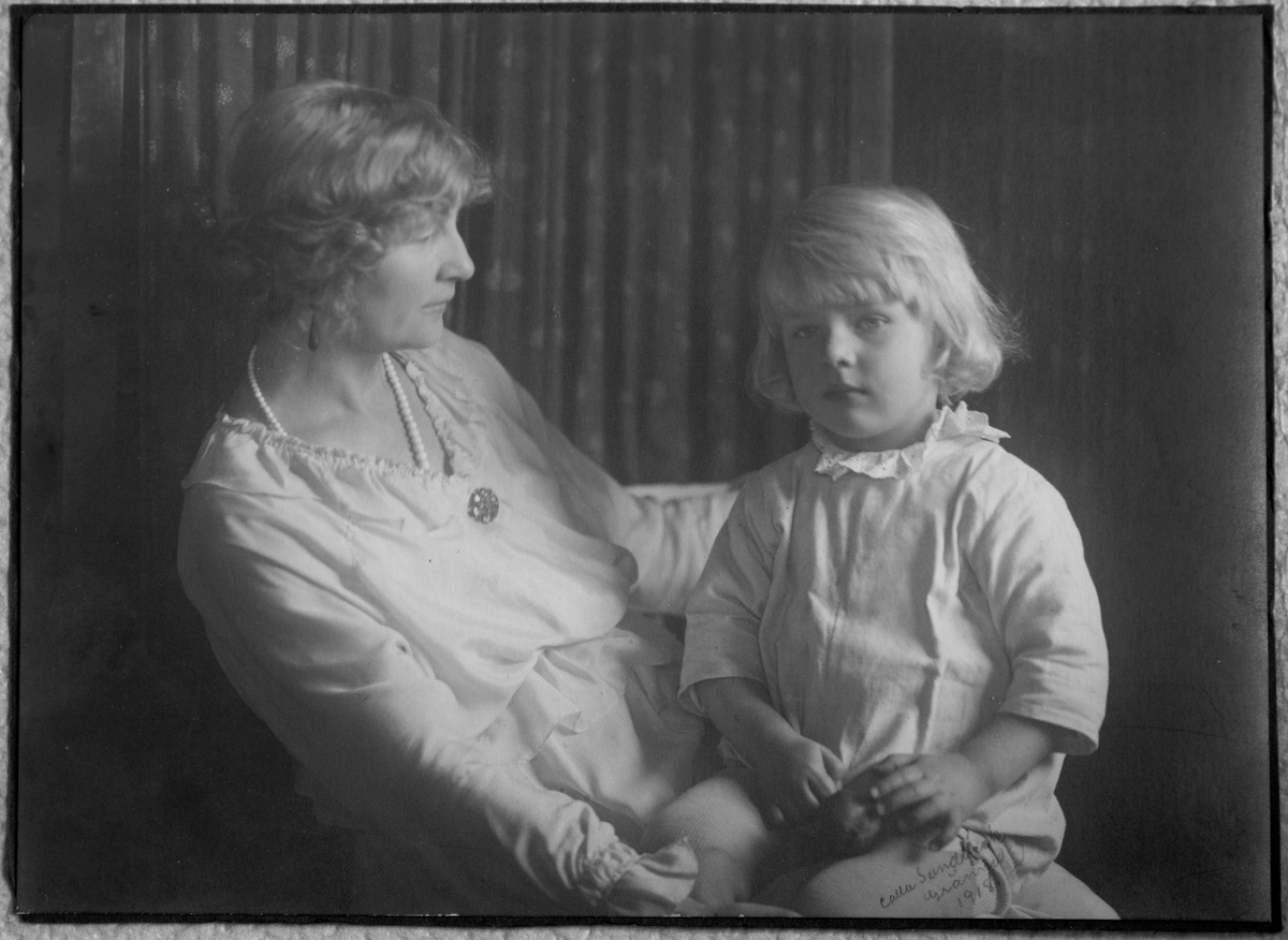 Ester Ellqvist-Bauer med sonen Bengt "Putte" i knät. - Jönköpings läns ...