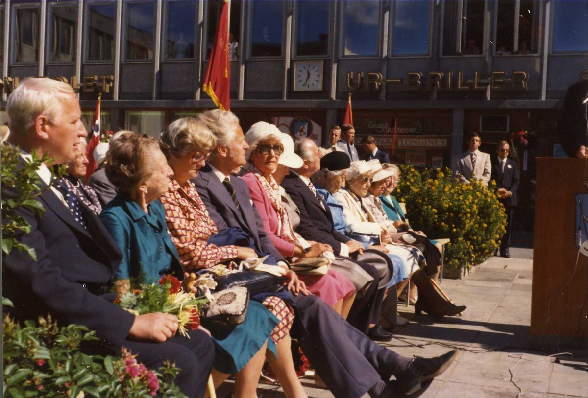 Avduking av Sigrid Undset-statuen, tilhørere, familie - Bjerkebæk ...