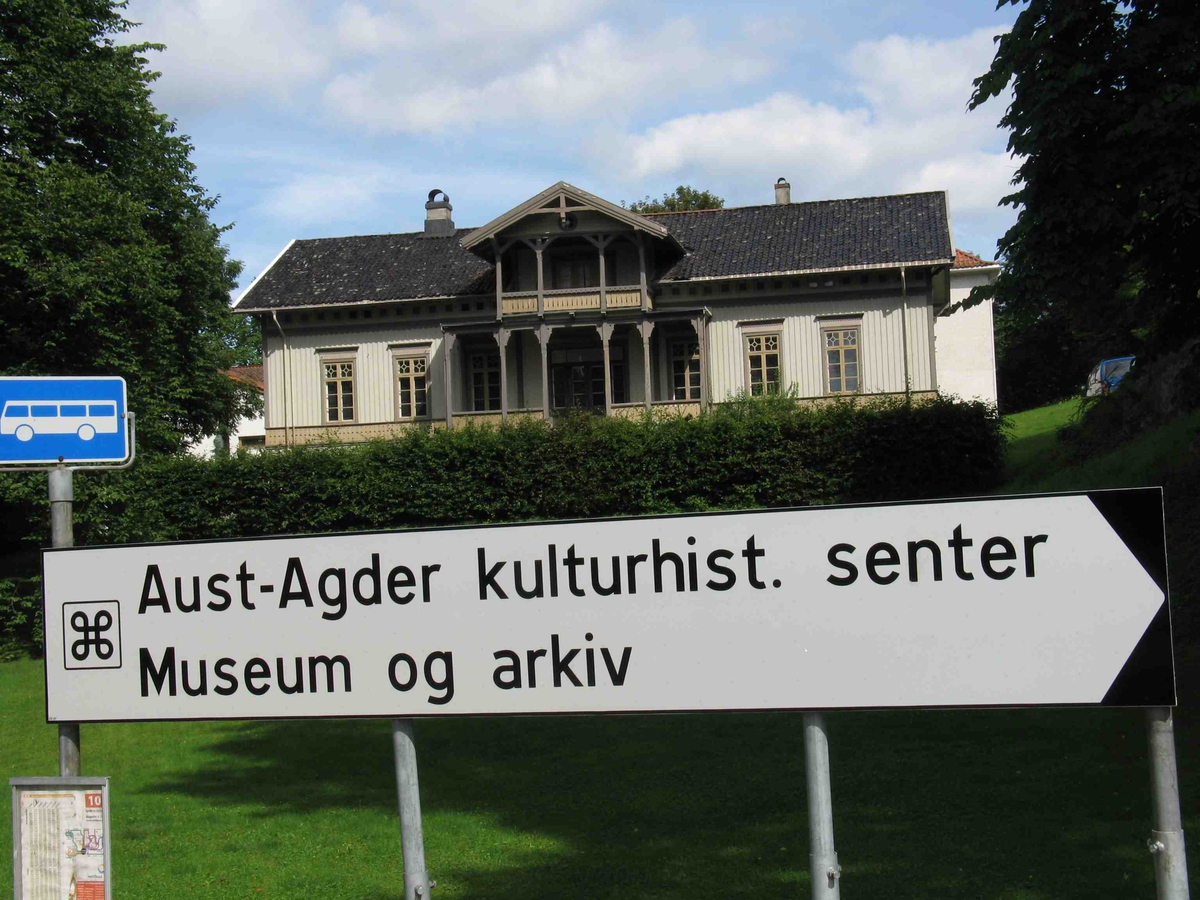 Skilt i veikrysset Parkveien - Hovet. Hvit henvisningsskilt med tekst ...