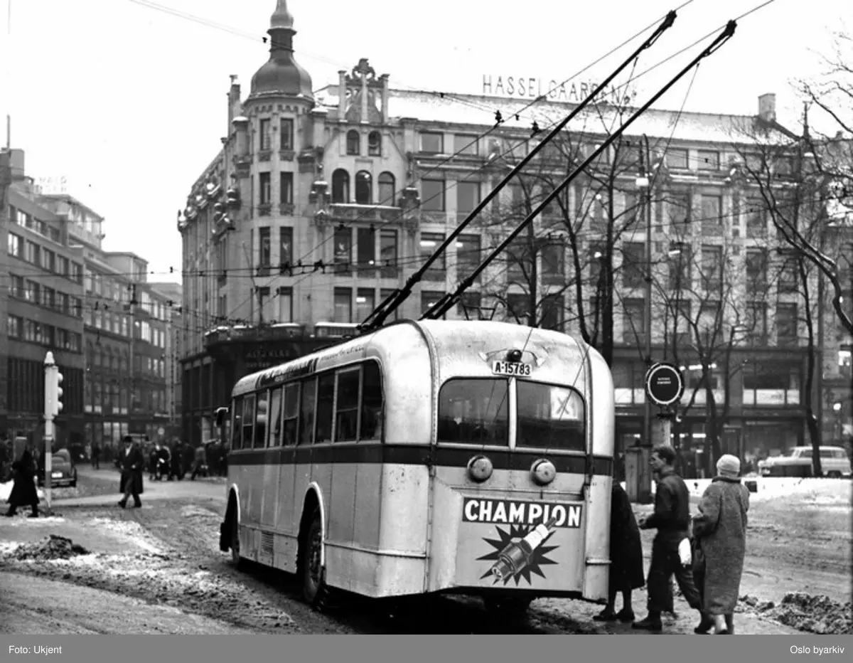 Oslo Sporveier. Trolleybuss, A-15783 på linje X ved Stortorvet ...