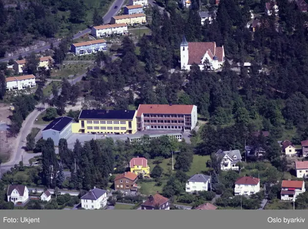 Holtet videregående skole med Sandstuveien til venstre. Bekkelaget ...