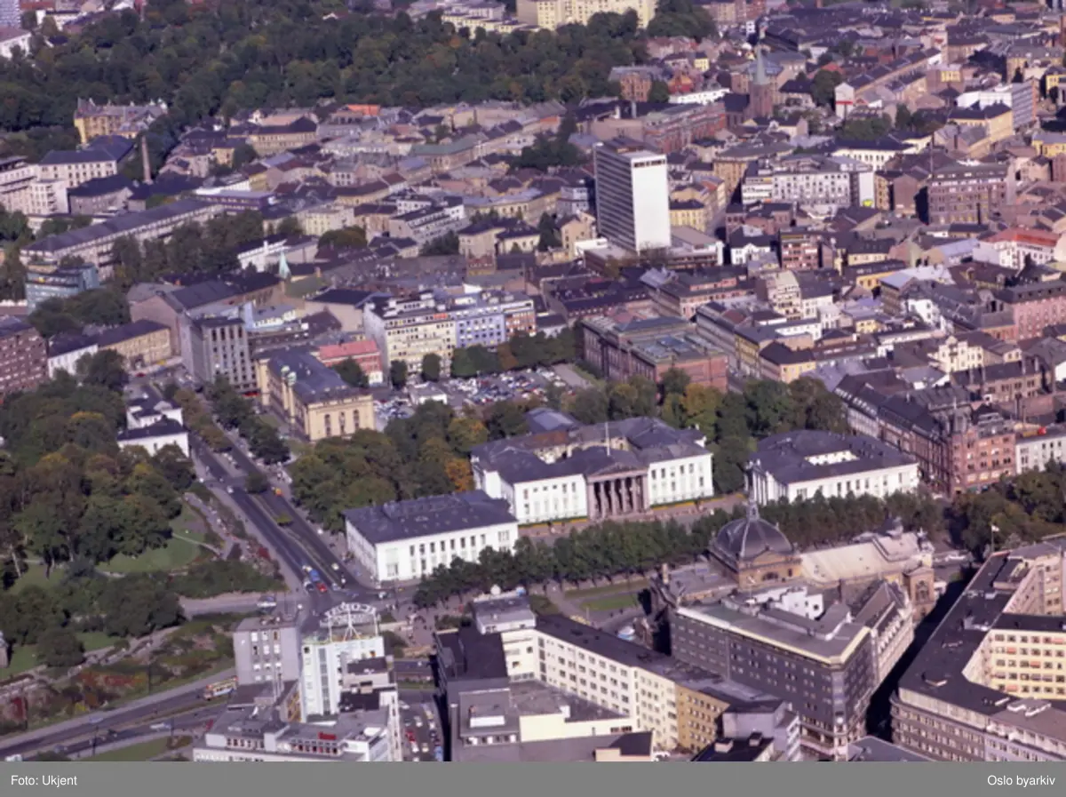 Nationaltheatret foran Universitetet i Oslo og Nasjonalgalleriet ved ...