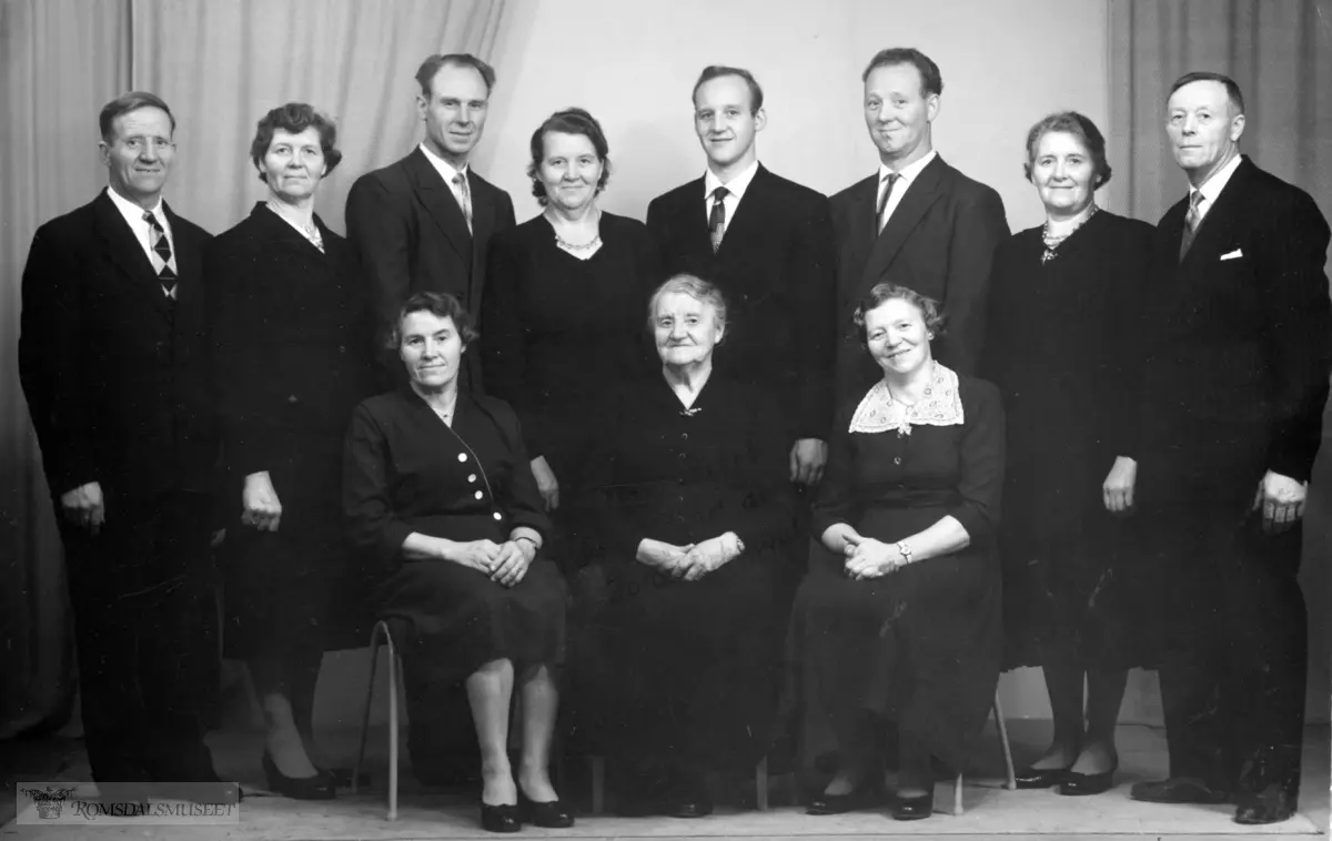 Anna Emilie Tangen med døtre og sønne - Romsdalsmuseet / DigitaltMuseum