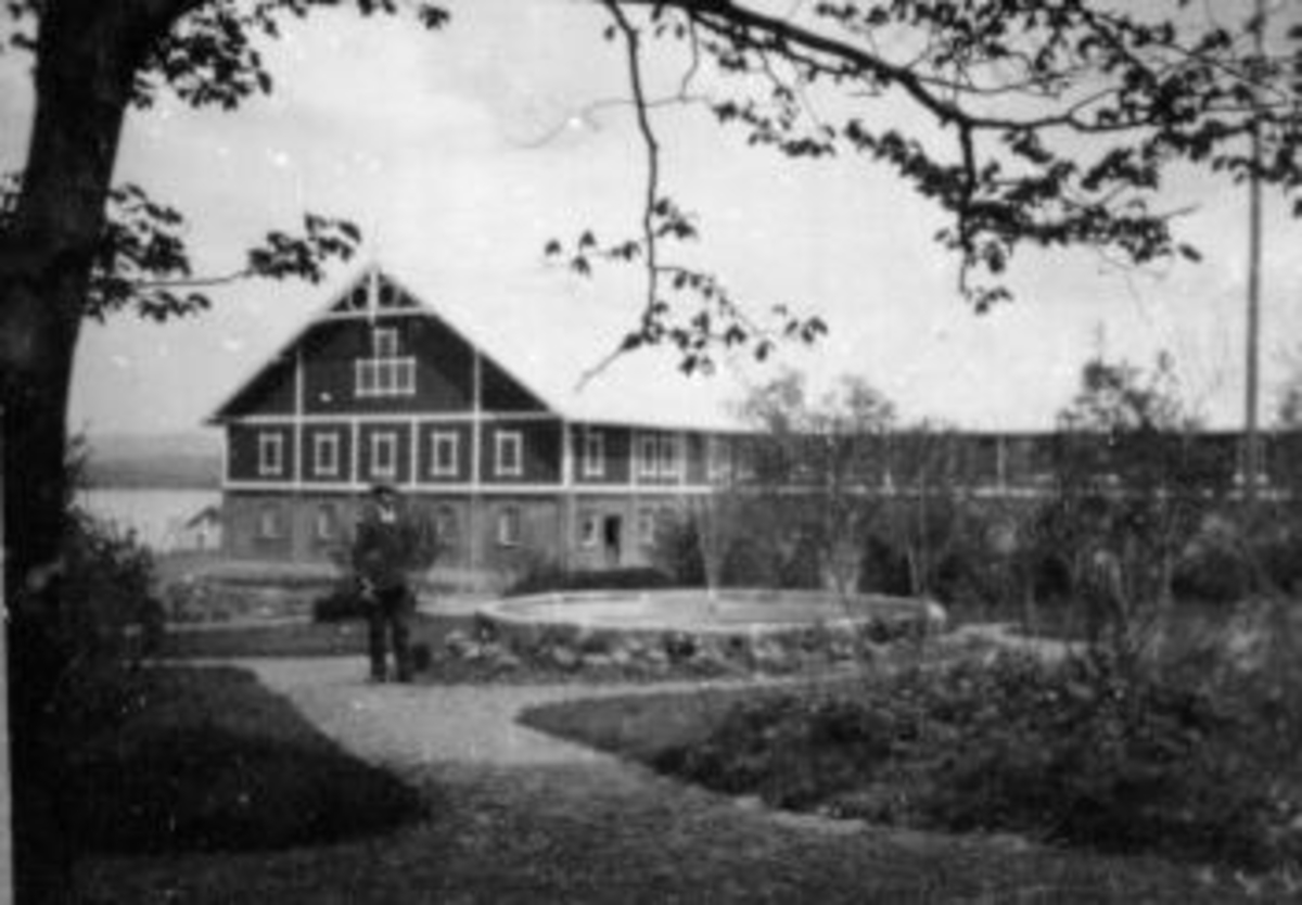 Fra hagen på Toftes Gave, Nedre Sund, Helgøya med springvann, stier ...