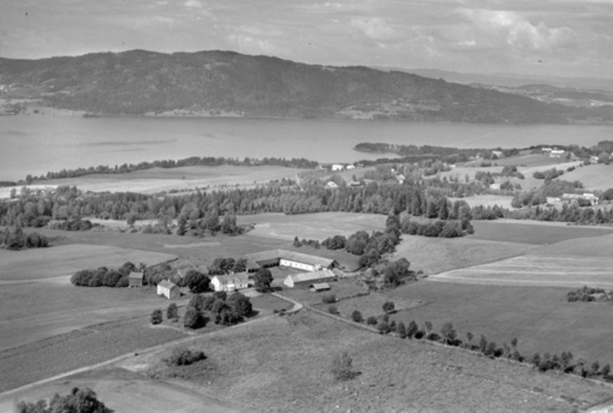Flyfoto av Mæhlum gard, Furnes, Ringsaker. - Anno Domkirkeodden ...