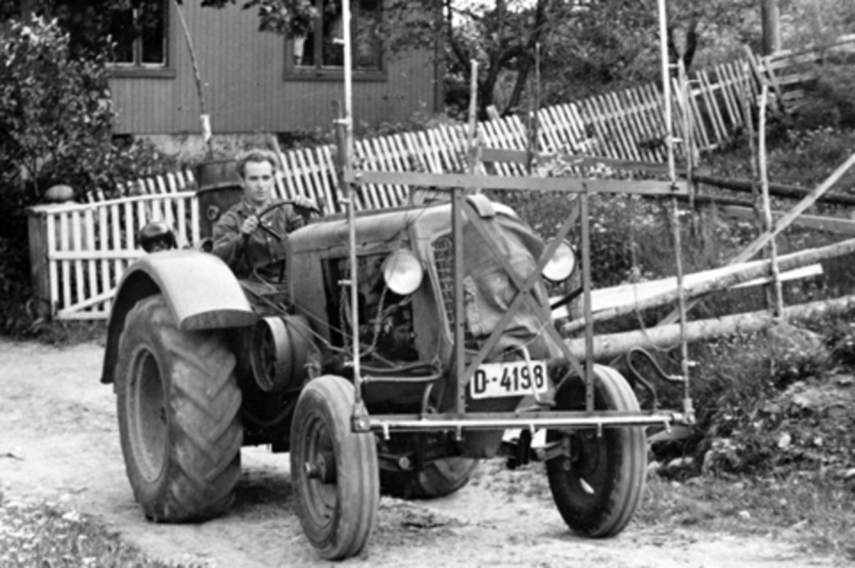 Fordson traktor D-4198 med sprøyteutstyr i Brattengen, Furnes ...