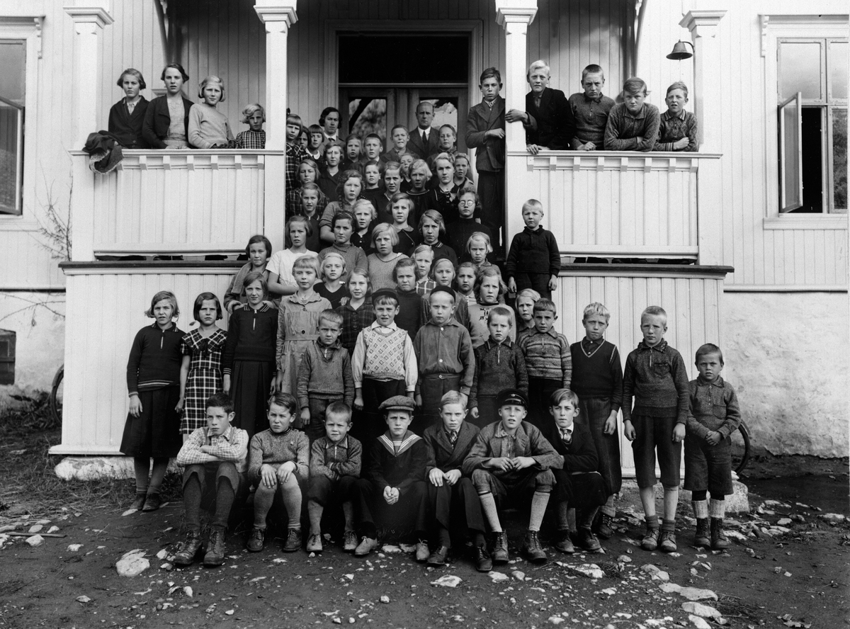 Stor gruppe elever og lærere ved Kirkenær skole, Furnes, Ringsaker ...