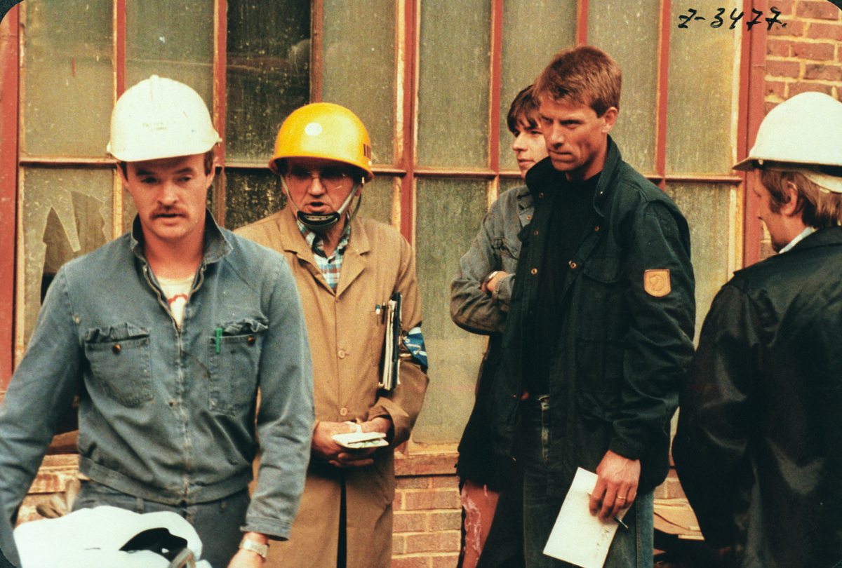 Industriarbeidarar øver på førstehjelp. - Kraftmuseet / DigitaltMuseum