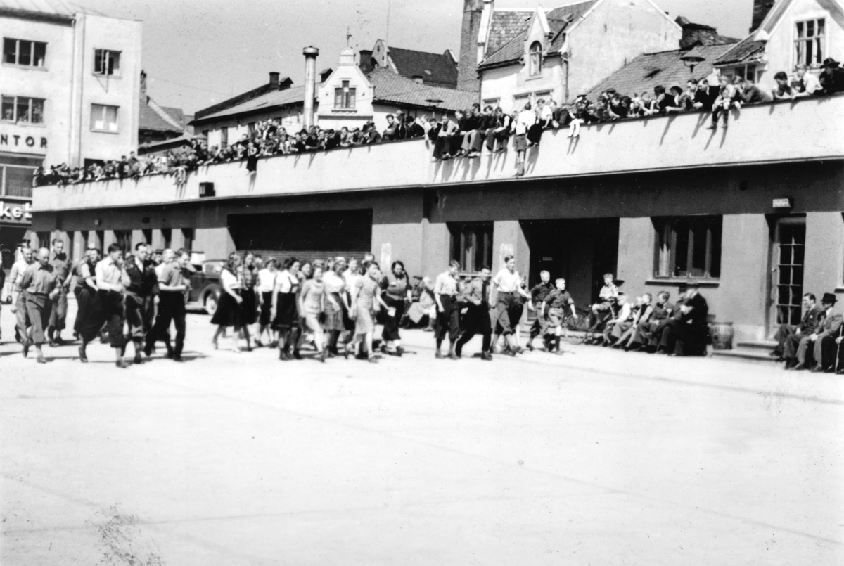 Hamar. Riksmarsjen starter på Østre torg. 2. verdenskrig. 1941. - Anno ...