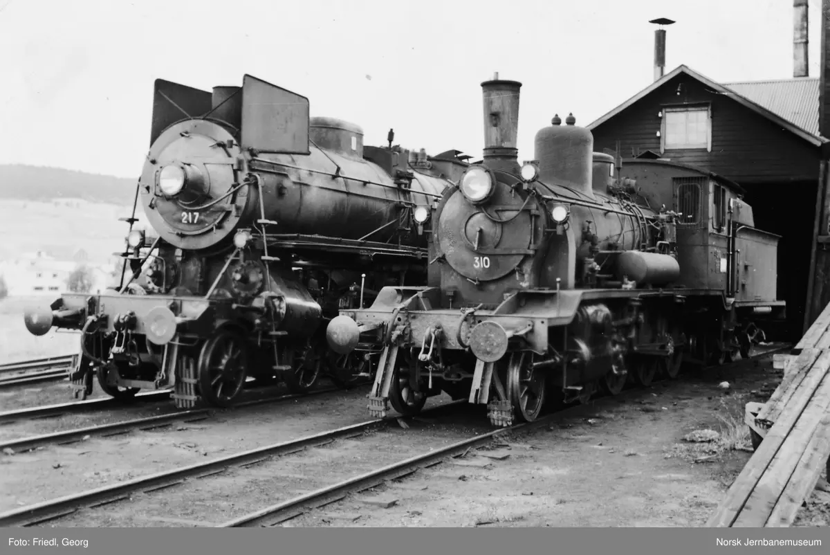 Damplokomotiv type 18c nr. 310 og 26a nr. 217 på Tynset stasjon - Norsk ...