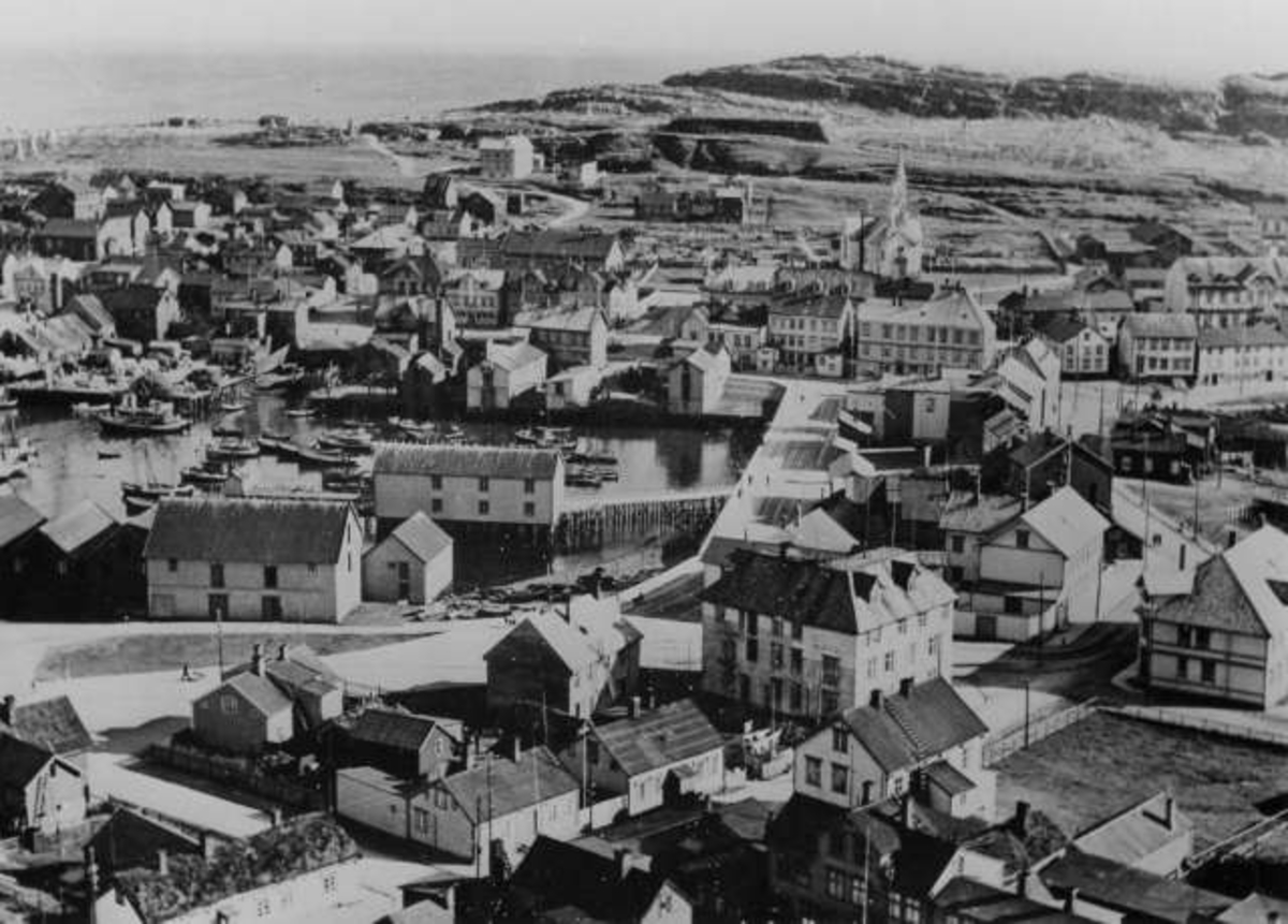 Flofoto. Utsikt over Vardø før byen ble ødelagt i oktober 1944 ... Flofoto. Utsikt over Vardø før byen ble ødelagt i oktober 1944 ...