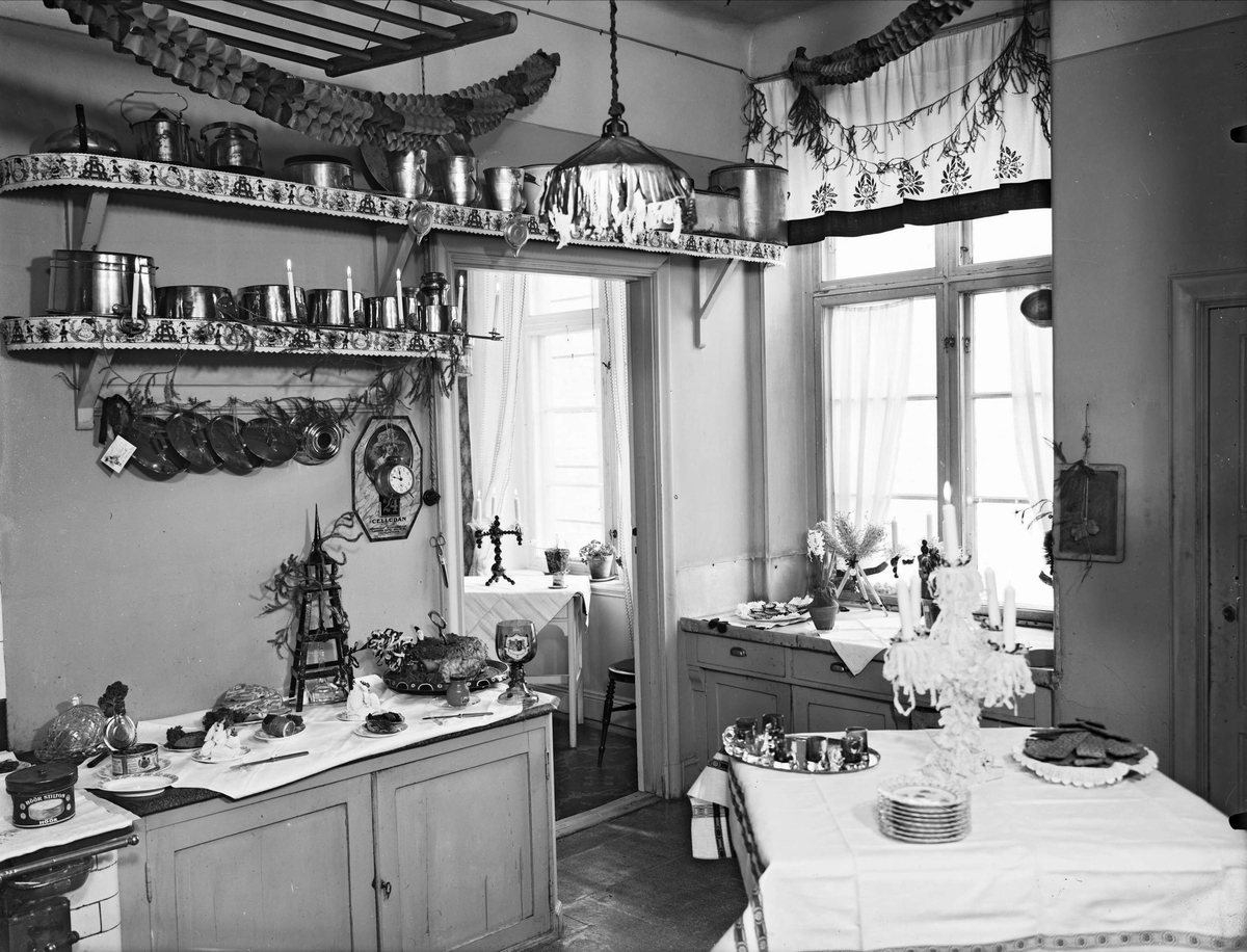 Kök med juldekorationer, hos direktör Ragnar Fredriksson, Uppsala 1929 ...