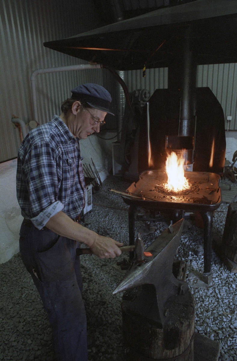 Konstsmeden Lars Mattsson tillverkar ett dörrhandtag, Knutsbol ...