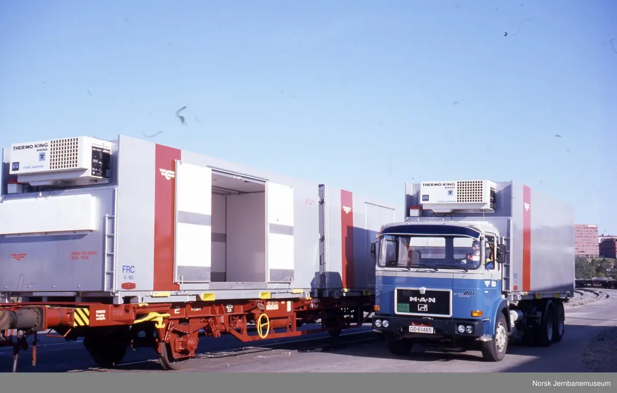 Containerterminalen på Alnabru med ny containervogn litra Lgjs nr 440 ...