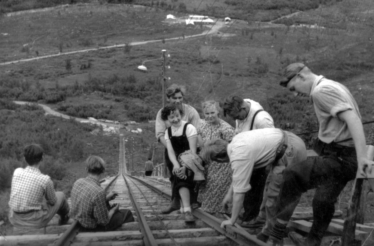 Ungdommer fra Sappen i skinnegangen til en gruve. Fra venstre ukjent ...