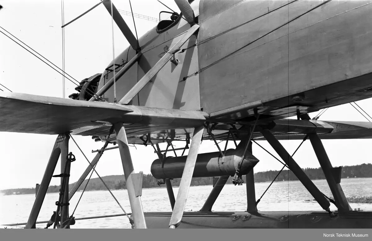 Douglas DT- 2c med Panther motor og påmontert tåketank og anker bak ...