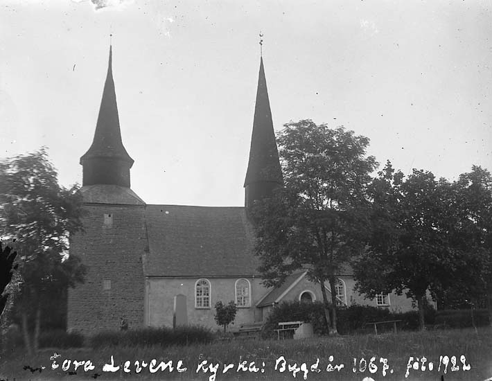 Enligt text på fotot: "Stora Levene kyrka: Byggd år 1067, foto 1922 ...