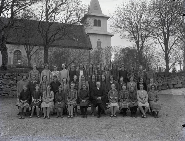 Kyrkoherden William Wallin och en grupp konfirmander 1928 - Bohusläns ...