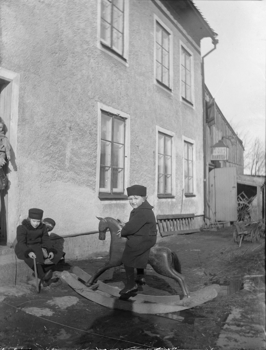 Ivar, Signe och Olle Liljefors, Svartbäcksgatan 37, kvarteret Edda ...
