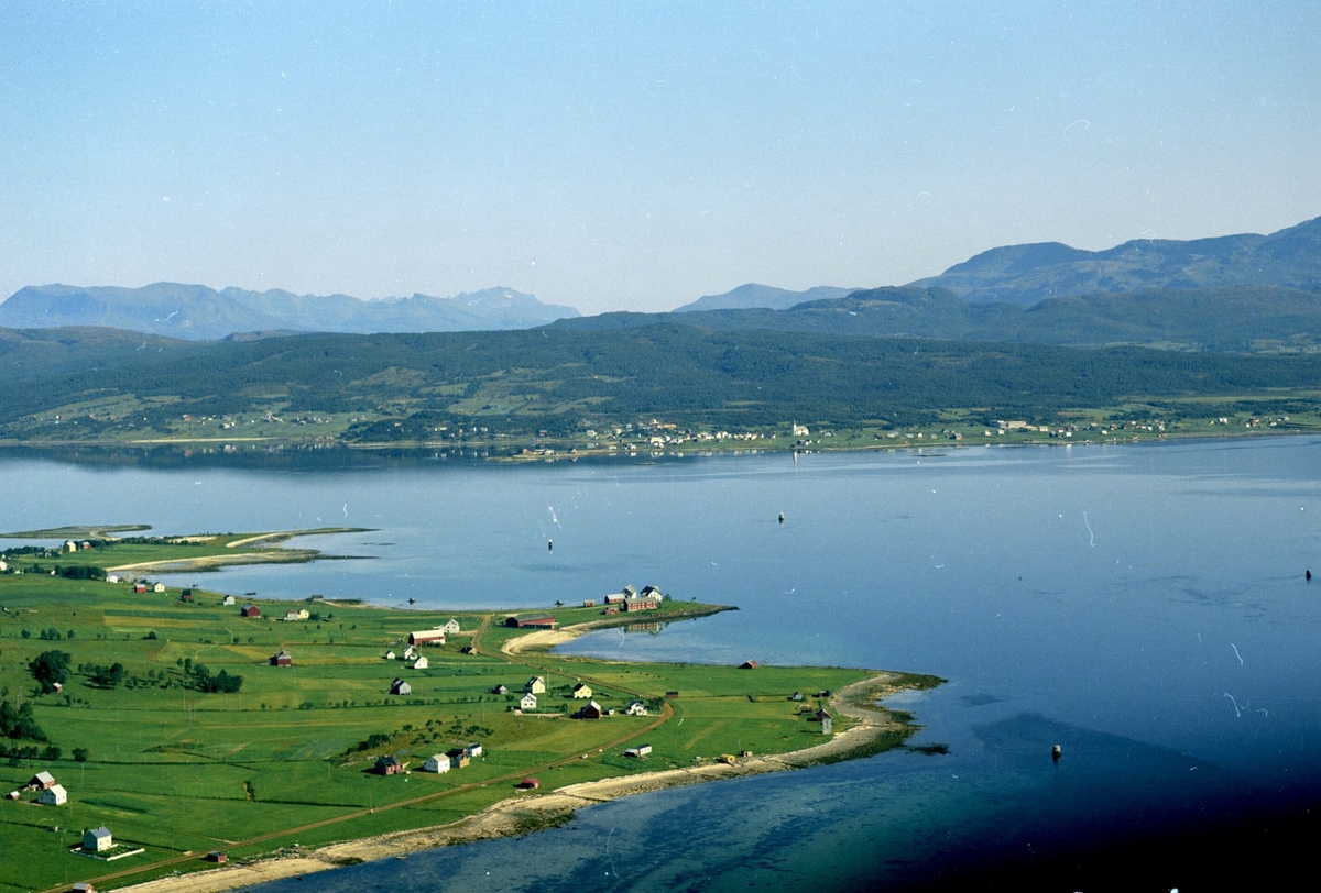 Flyfoto av Sandtorg. - Sør-Troms Museum / DigitaltMuseum