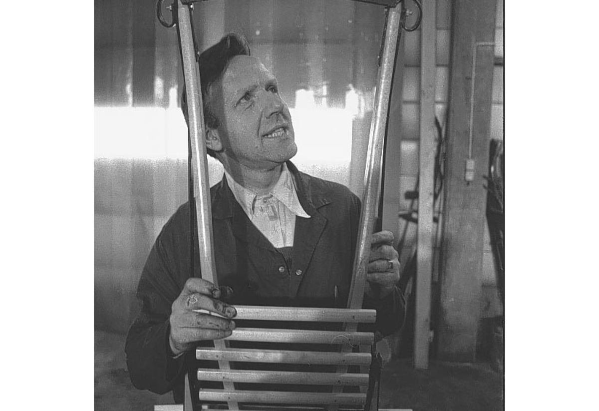 Tynset, Norø, Sparkfabrikk, Mann viser frem spark - Anno Musea i Nord ...