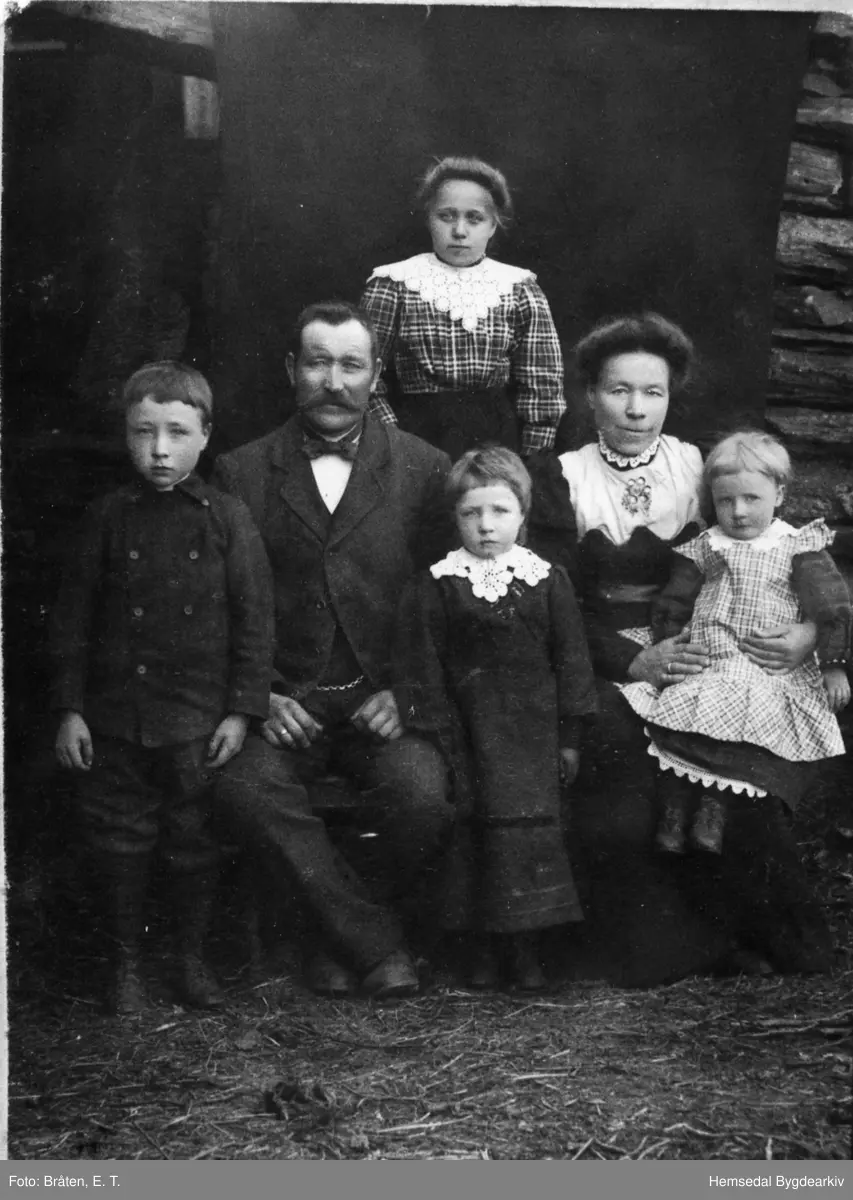 Margit og Knut Bakke, føddDekko, med borna: Jakob, Liv, Sigrid og Kari ...