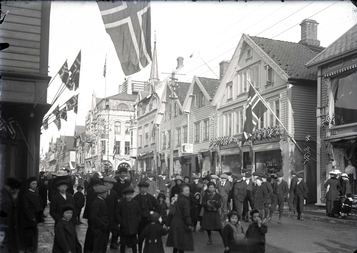 Haraldsgt. fotografert nordover fra krysset med Niels Skorpensgt. Mange ...