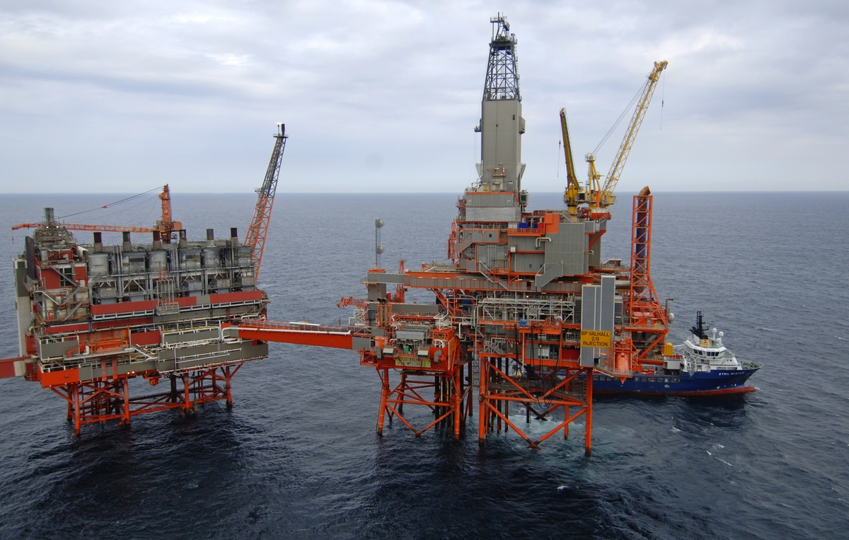 Fra venstre ligger prosess- og kompresjonsplattformen Valhall PCP ...