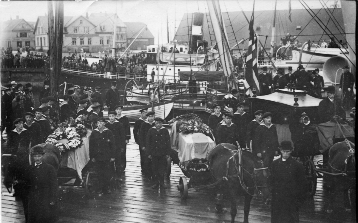 Kistorna med Andrée, Strindberg och Fraenkel förs till HMS Svensksund ...
