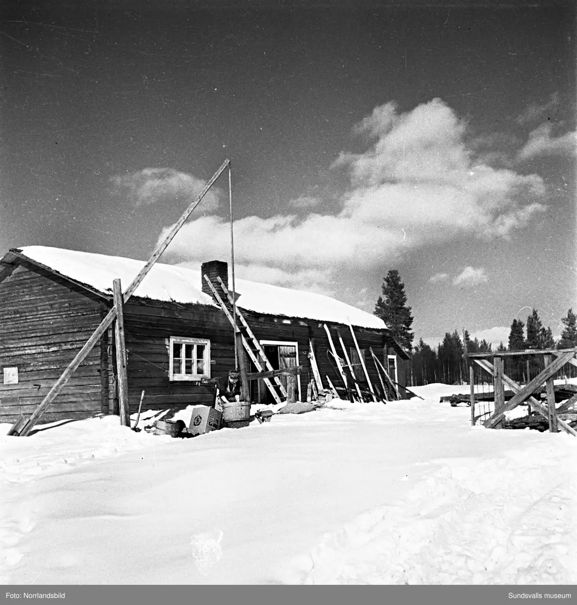 Vinterbilder från landsbygden, små stugor och uthus, barn som åker ...