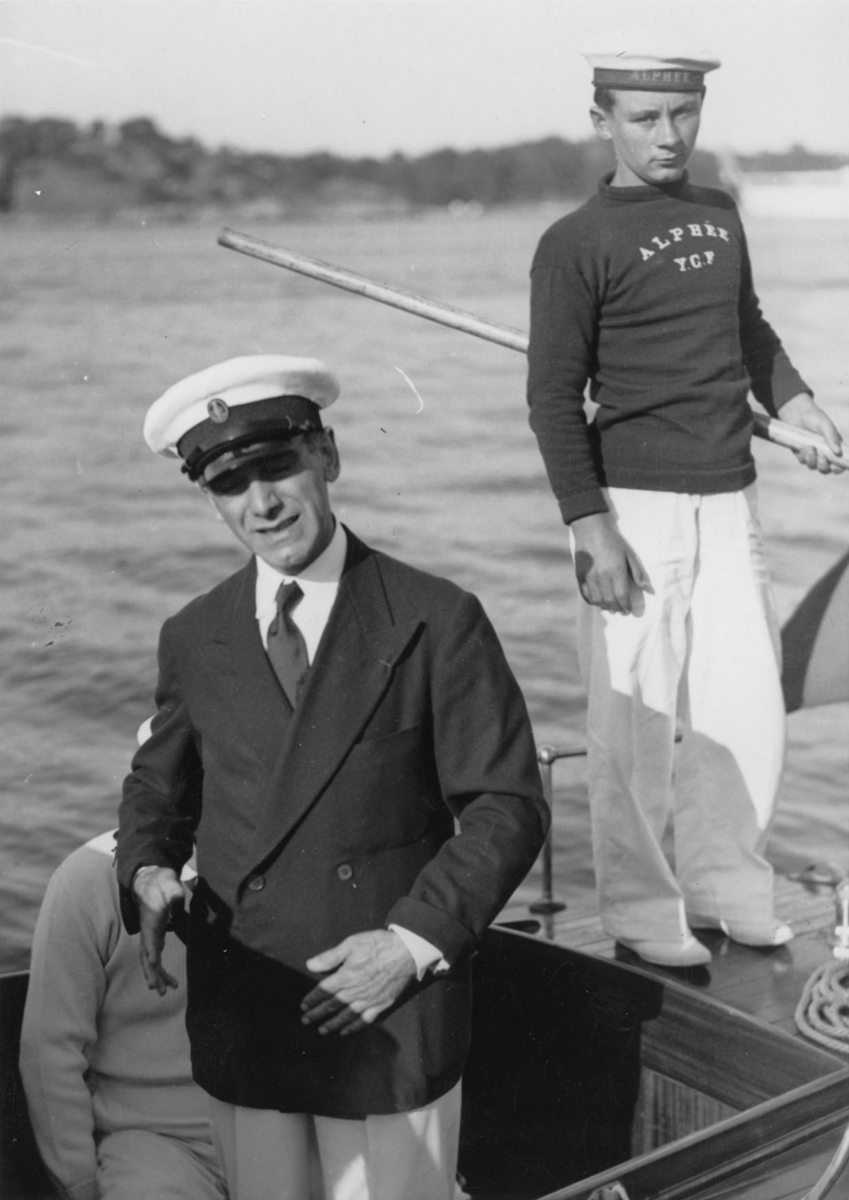 Olaf Ditlev-Simonsen jr. med en besättningsman från Virginie Hériots ...
