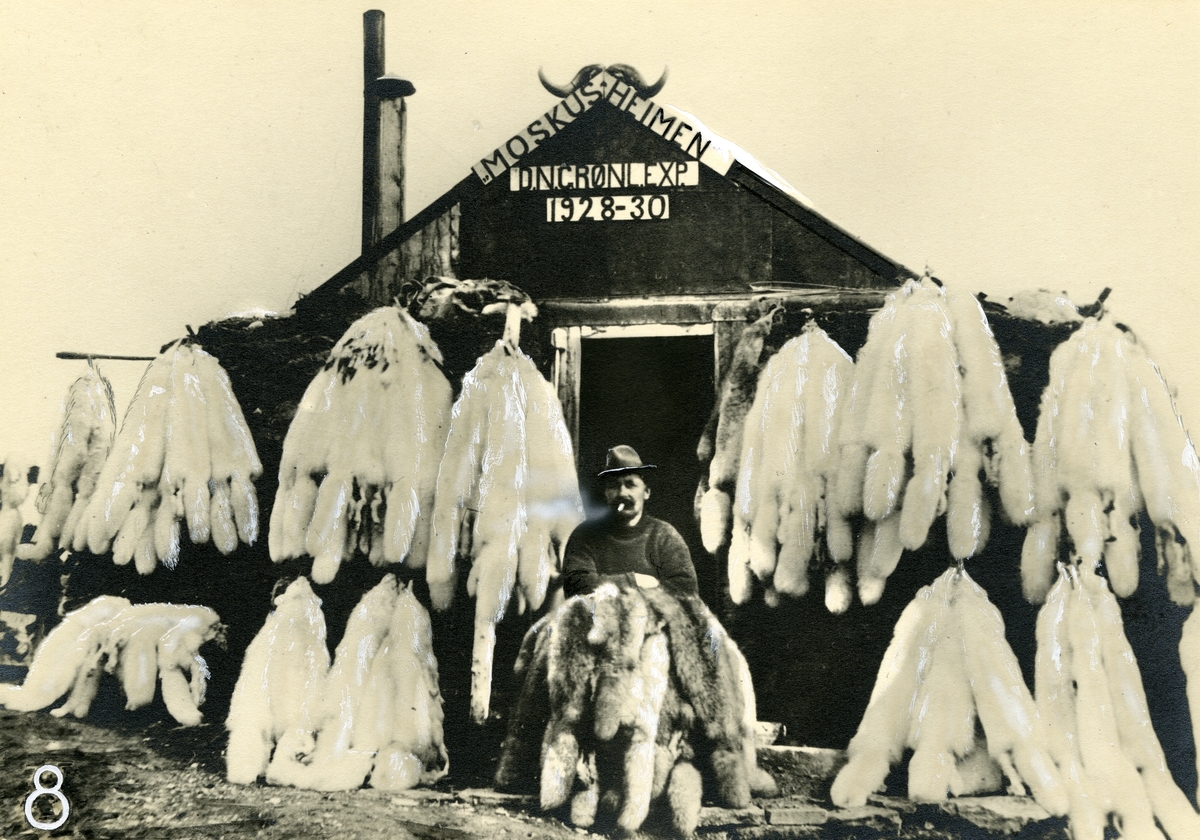 Retusjert fotografi, fangstmannen Henry Rudi røyker Tiedemanns Teddy ...