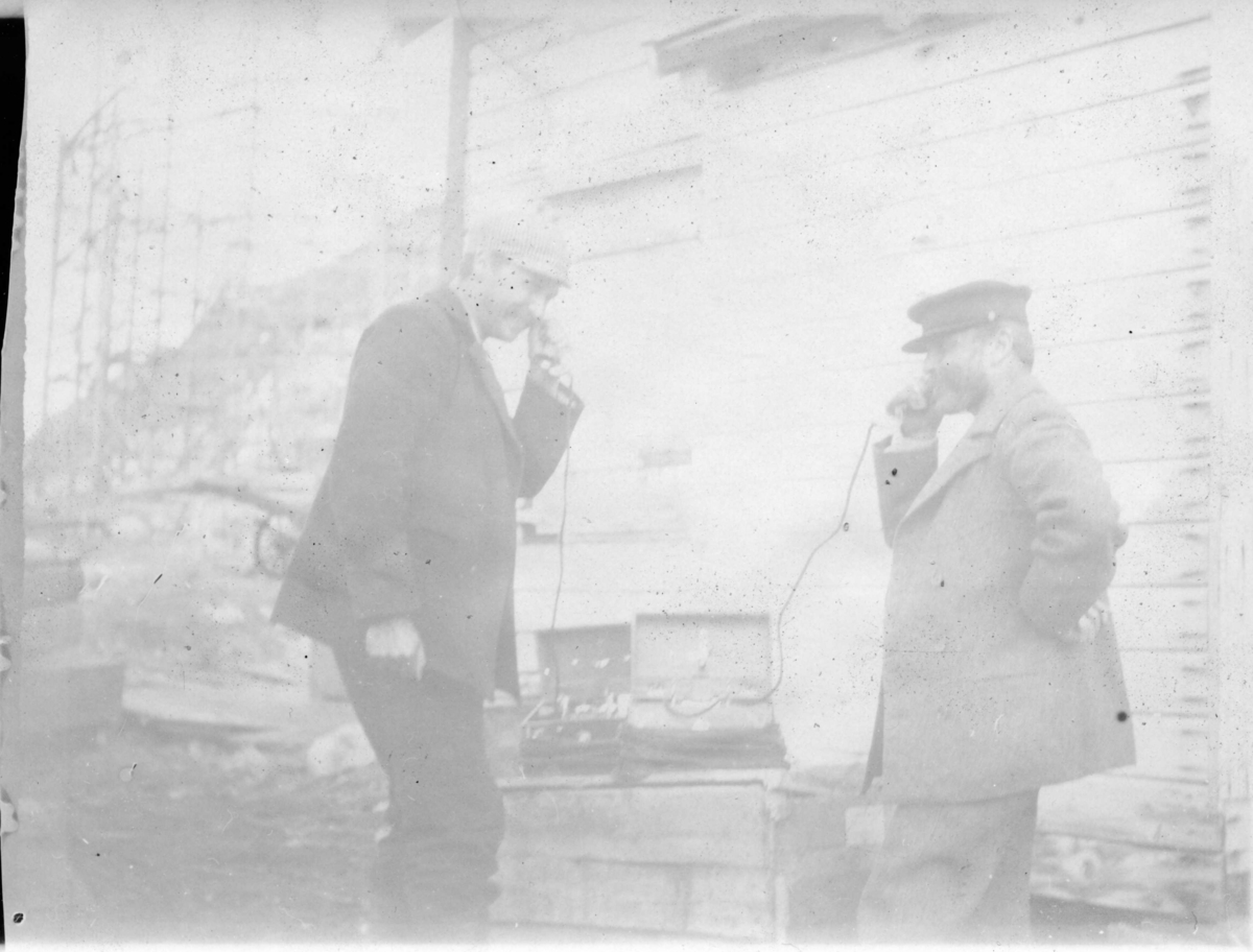 Test av telefonapparat på Danskön, 1896. Nils Strindberg och möjligen ...