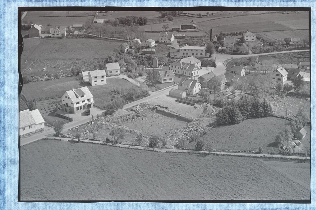 Undheim sentrum. Tomta til nytt meieri er utgraven. Ein flik av ...