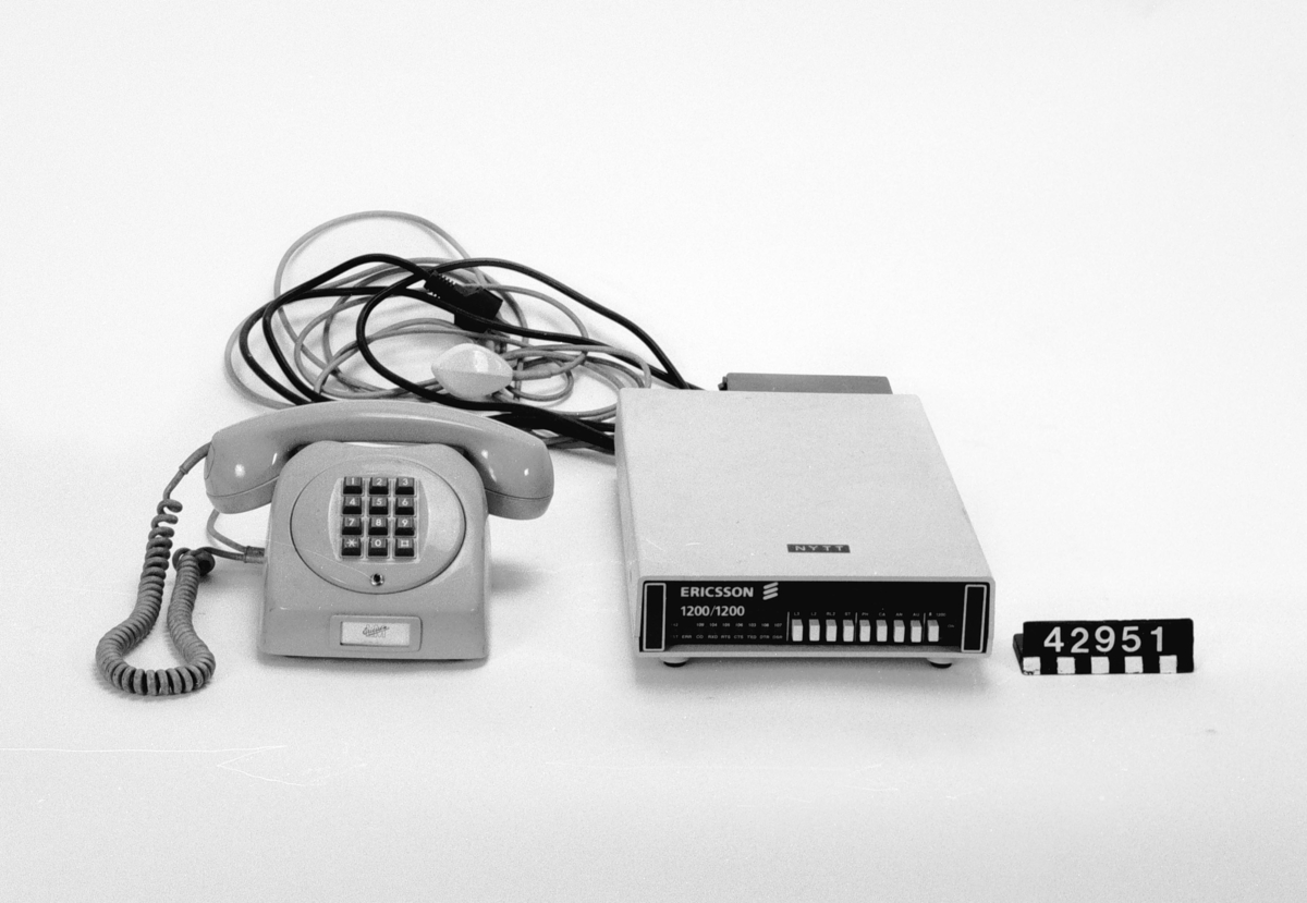 Modem med telefon - Tekniska museet / DigitaltMuseum