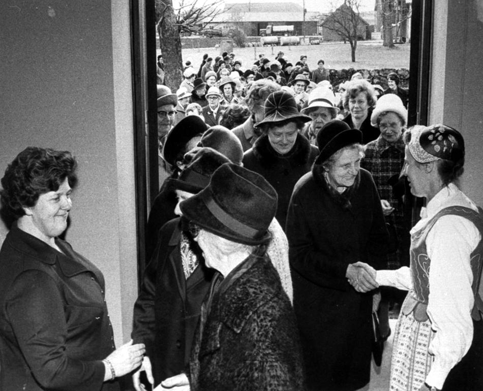 På församlingsgårdens trappa i Slöta. Fruar Inga Eriksson och Maja Borg ...