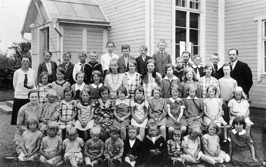 Söndagsskolan 1931 vid Göteve E.F.S. kapell. 1:a raden från vänster ...