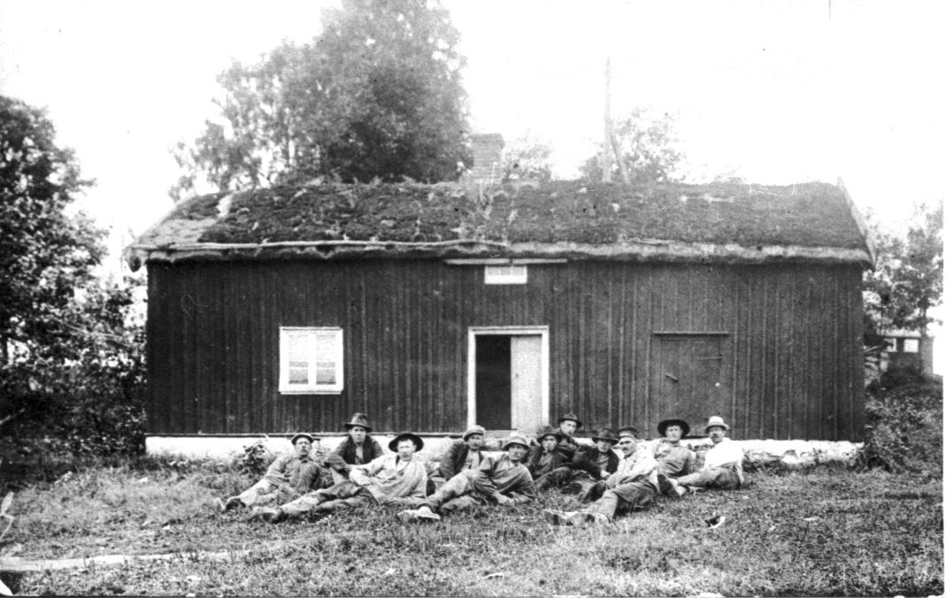 Framför Gabriels-Tildas stuga. Från v. Karl-August?, Erik Herrmanson ...