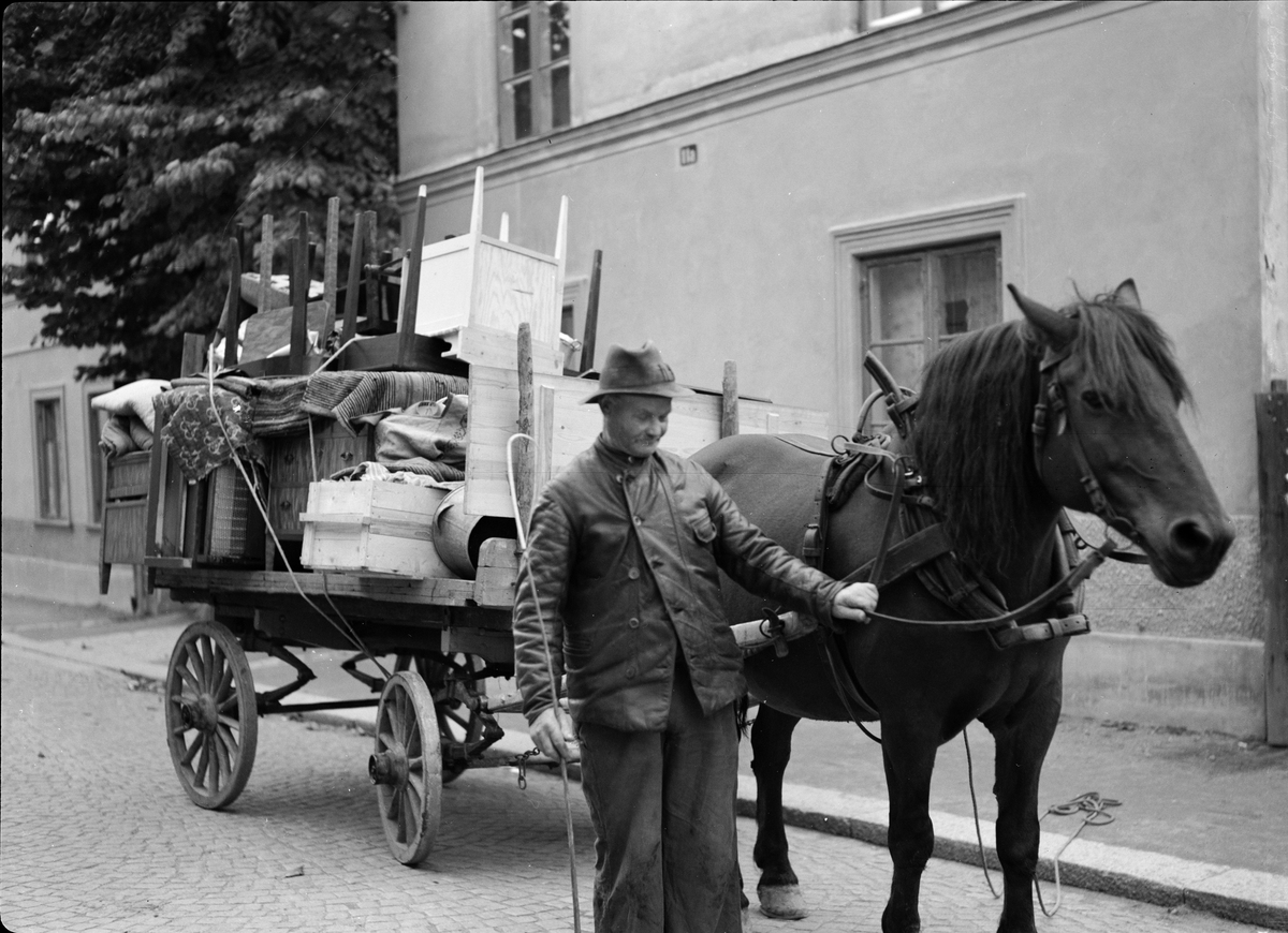 "Oktoberflyttningen i Upsala livlig även i år", Uppsala 1940 ...
