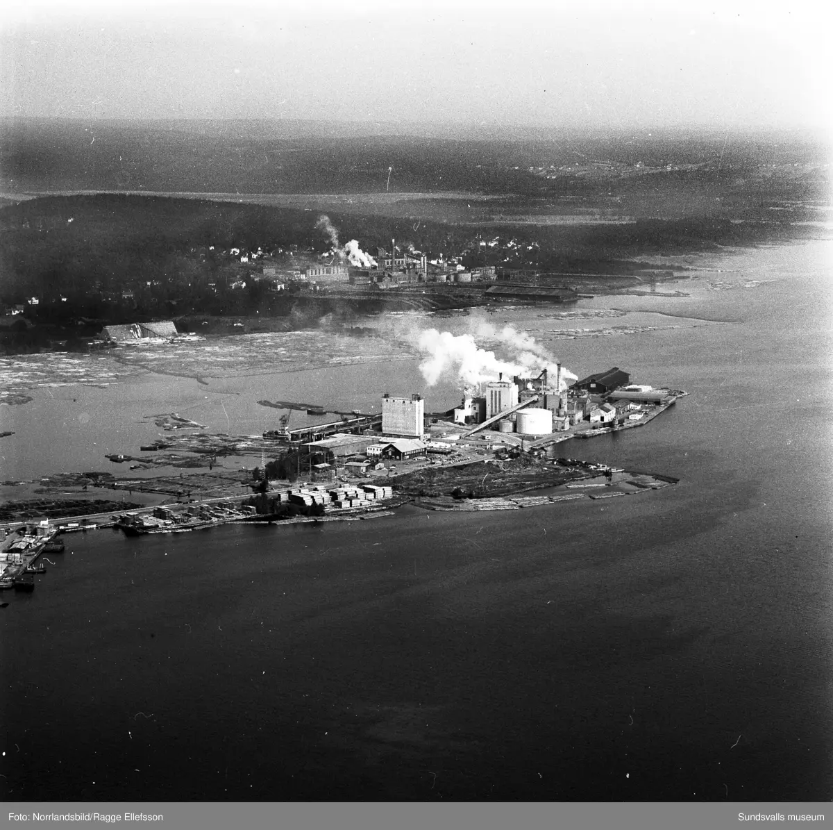 Flygfoto över fabrikerna i Vivstavarv och Fagervik. - Sundsvalls museum ...