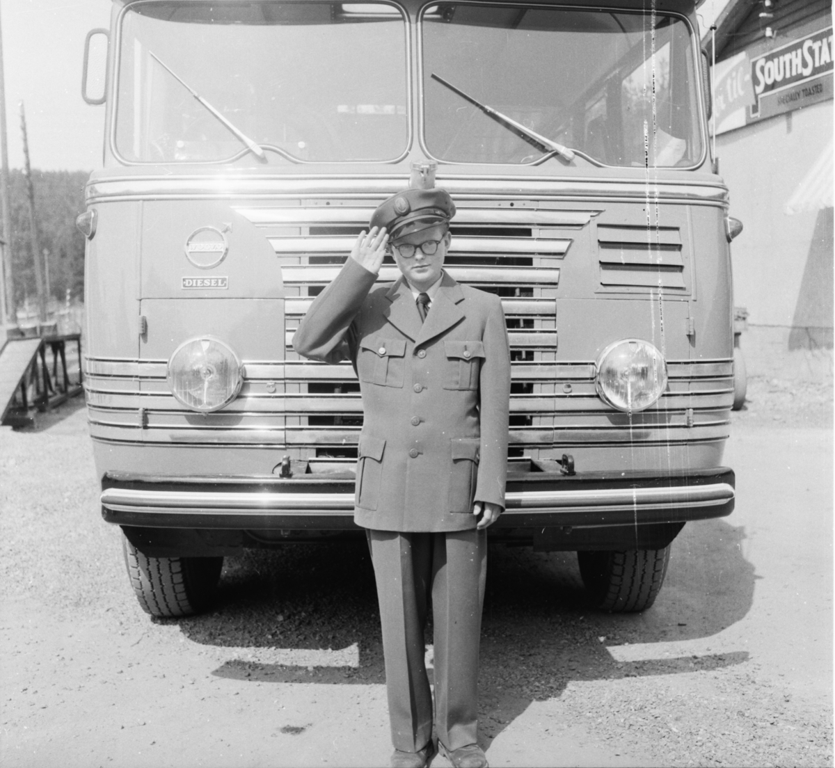 Vardens arkiv. "Ødegårdens nye kontinentalbuss" 30.05.1954 Bussen har ...